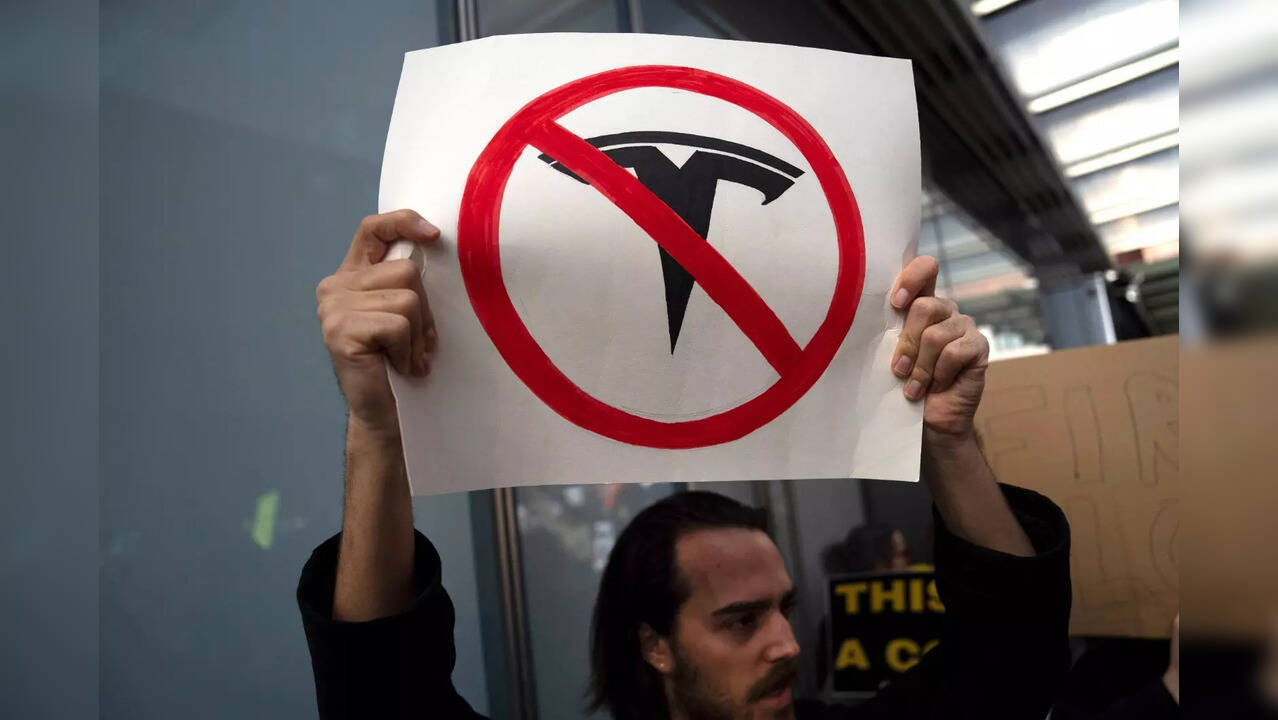 Anti-Elon Musk Protesters Swarm Tesla Showroom In Lower Manhattan ...