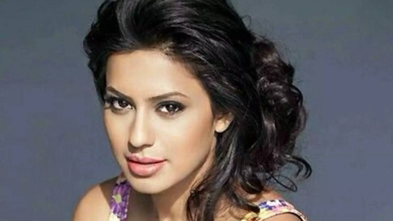 Kannada Actress Ranya Rao Booked At Bengaluru Airport For Smuggling 14. ...