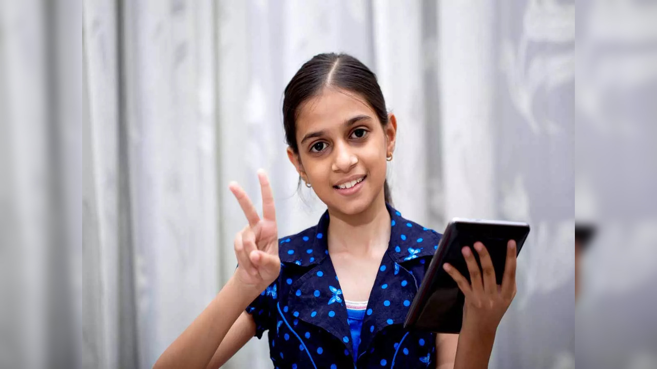 UP Government to distribute smartphones, tablets to 1 crore students to ...