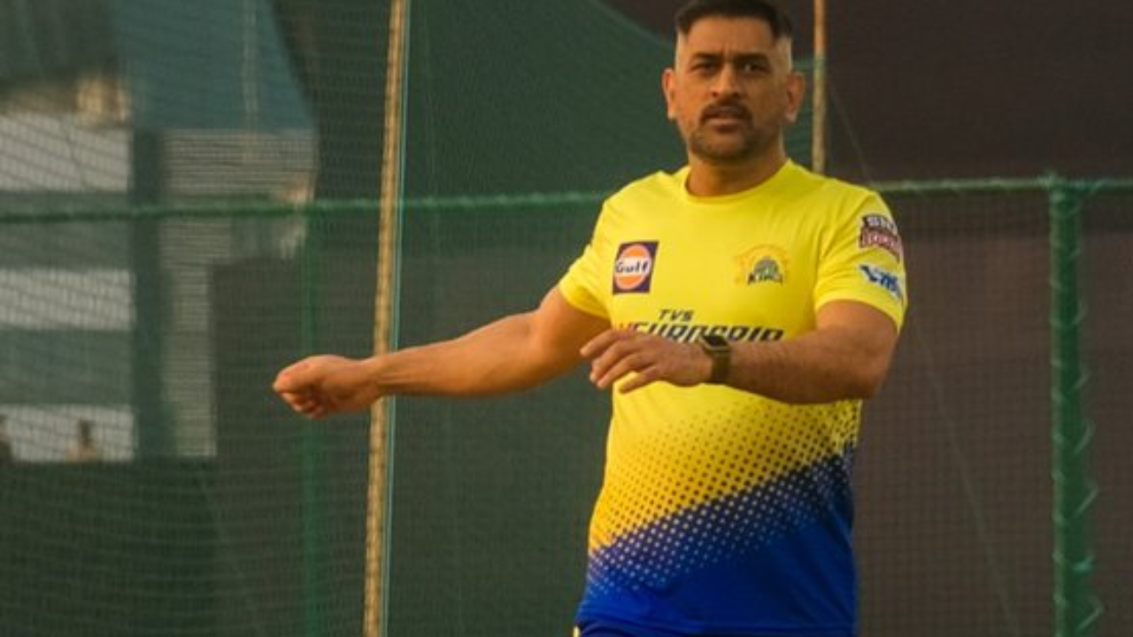 Watch: MS Dhoni-led Chennai Super Kings get roaring reception in Surat ...