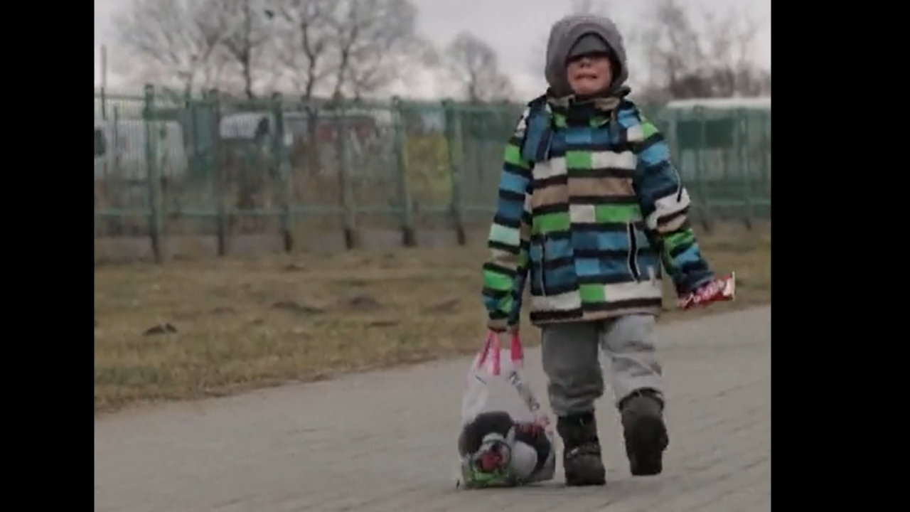 Ukraine boy cries while walking to Poland border, heartbreaking video ...