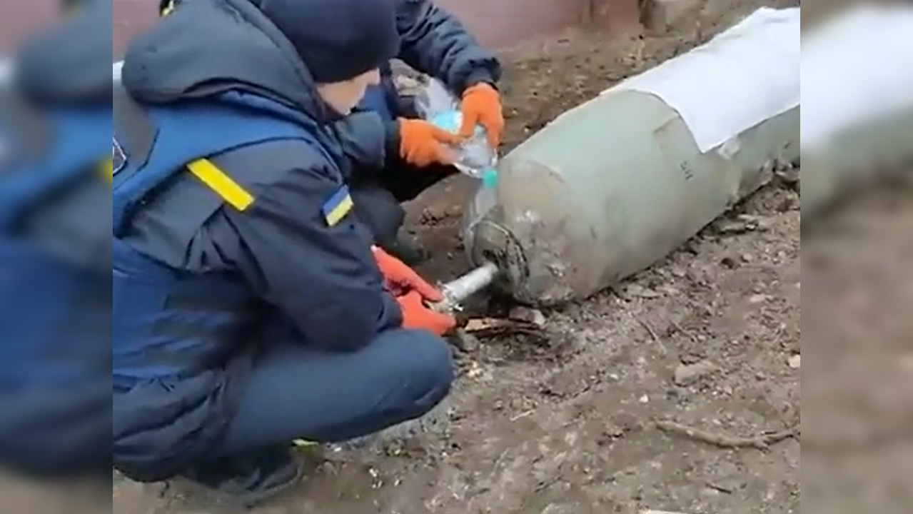 Ukrainian specialists seen disabling bomb with their bare hands and a ...
