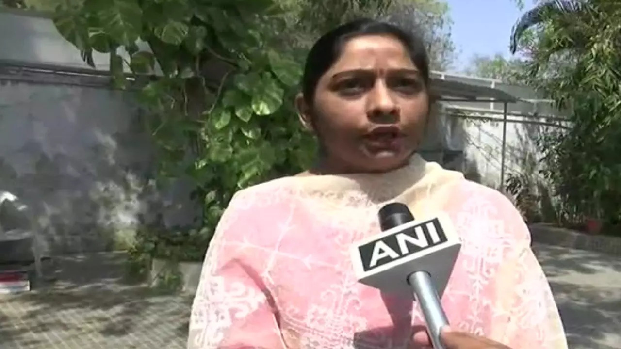 Up Polls 2022 Bjp Mp Sanghamitra Maurya Issues Clarification On
