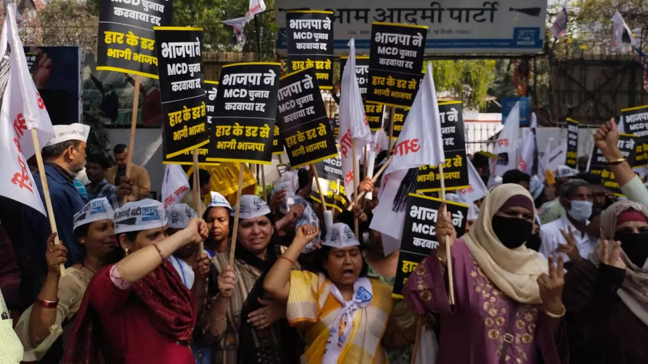 Delhi MCD election 2022: AAP holds protest against deferment of civic ...