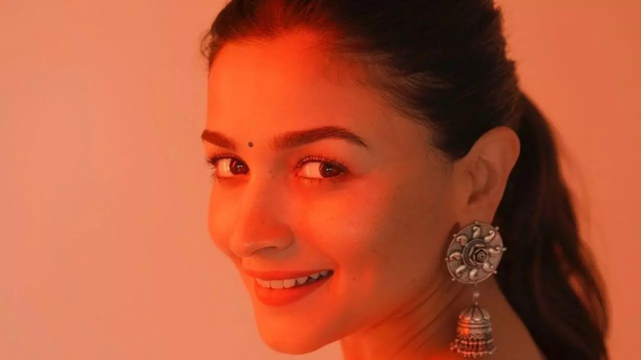 Simple and easy ways to get Alia Bhatt’s glossy makeup look | Lifestyle ...