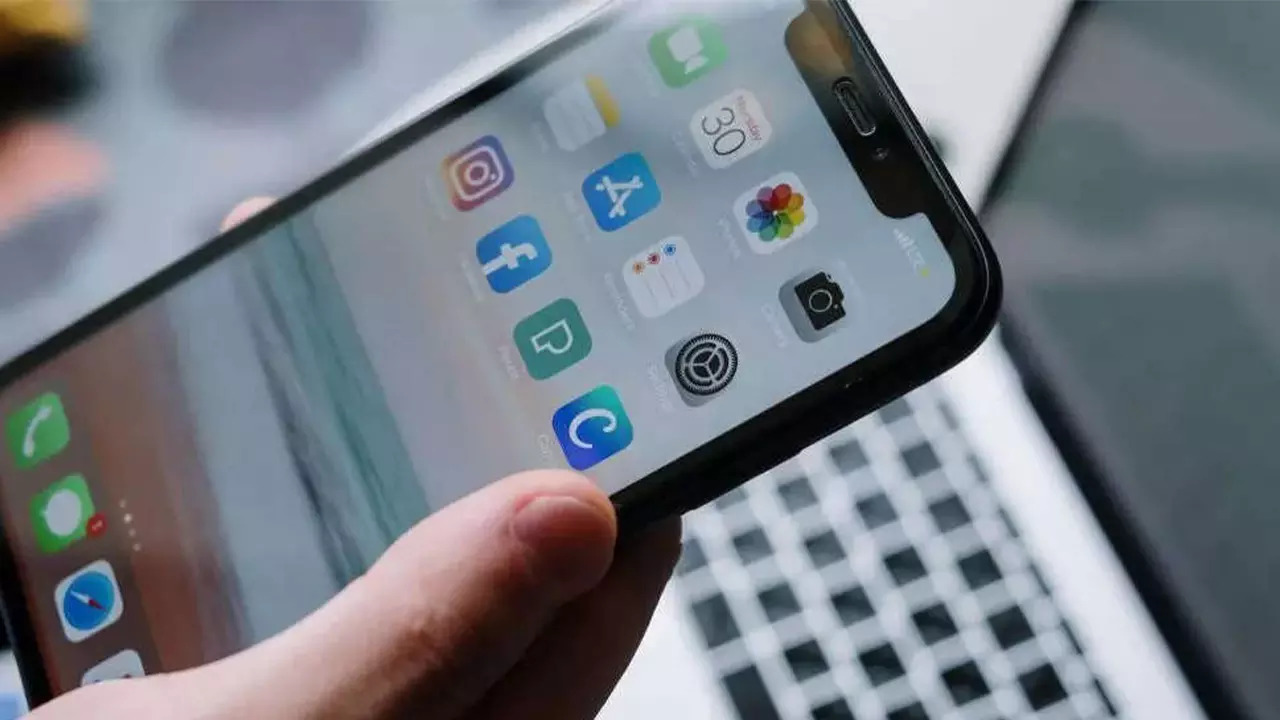 Apple suffers massive outage, Apple Music, Maps, iCloud services now ...