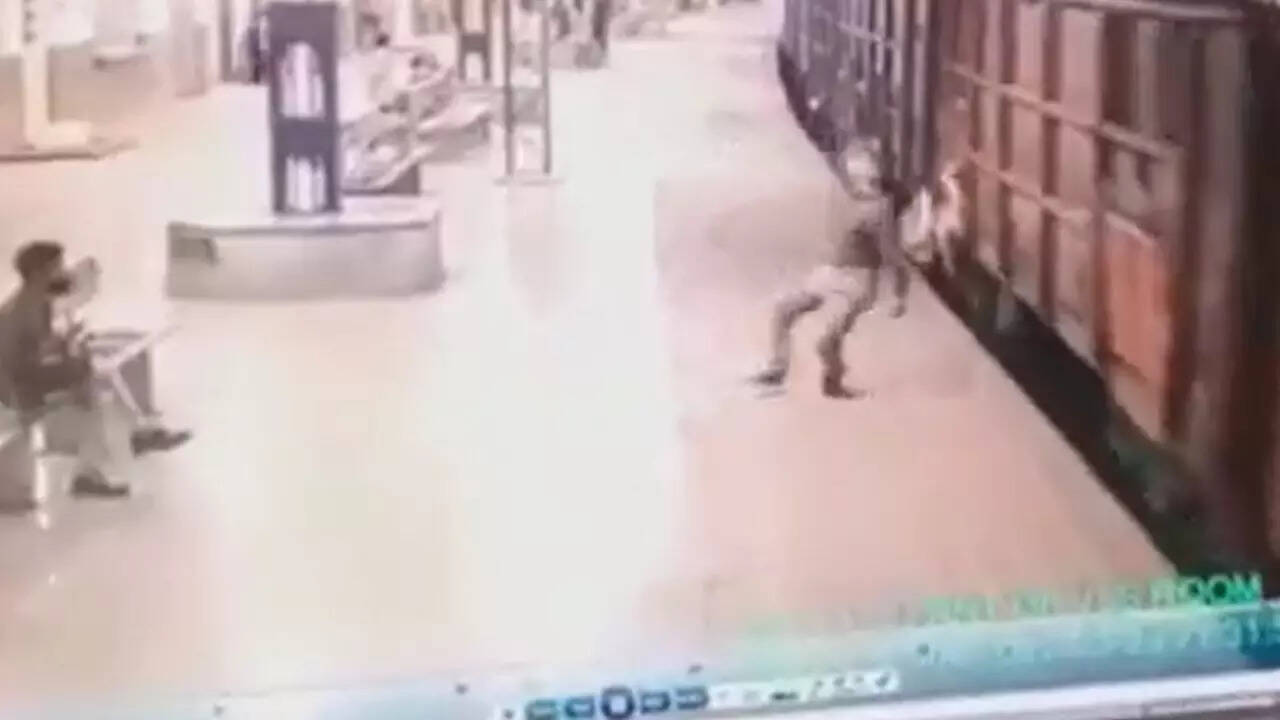 Viral video: Railway police constable falls on railway tracks, crushed ...