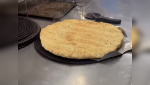 Viral video: This Domino's worker received no-topping pizza order ...