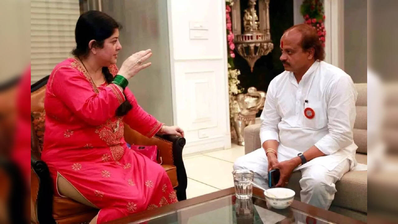 Pune MNS leader Vasant More meets Raj Thackeray and his wife, decides ...