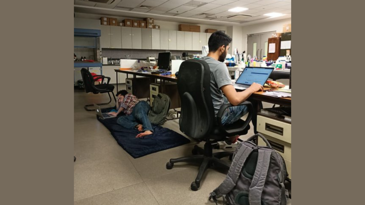 IIT Bombay Professor shares a pic of scholars in a lab, gives a glimpse ...