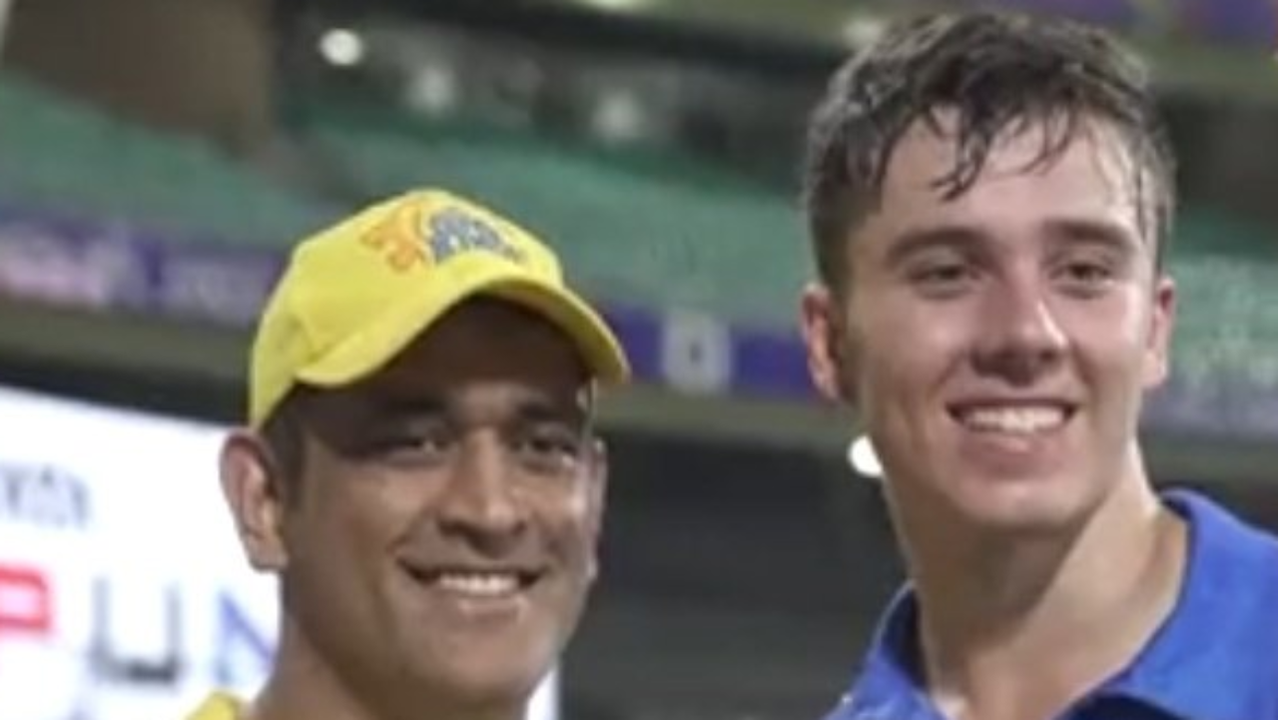 IPL 2022: MS Dhoni dons mentor hat, has long chat with 'Baby Ab' Dewald ...