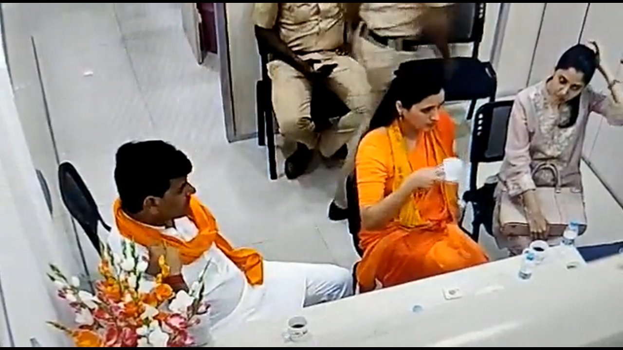 Hanuman Chalisa: Hanuman Chalisa row: Mumbai Police chief shares video as arrested MP Navneet ...