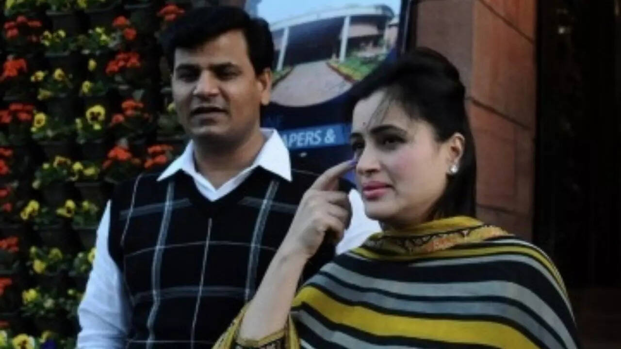 'Hanuman Chalisa' row: Hindu outfits in London back Navneet Rana, Ravi Rana; to recite hymn ...