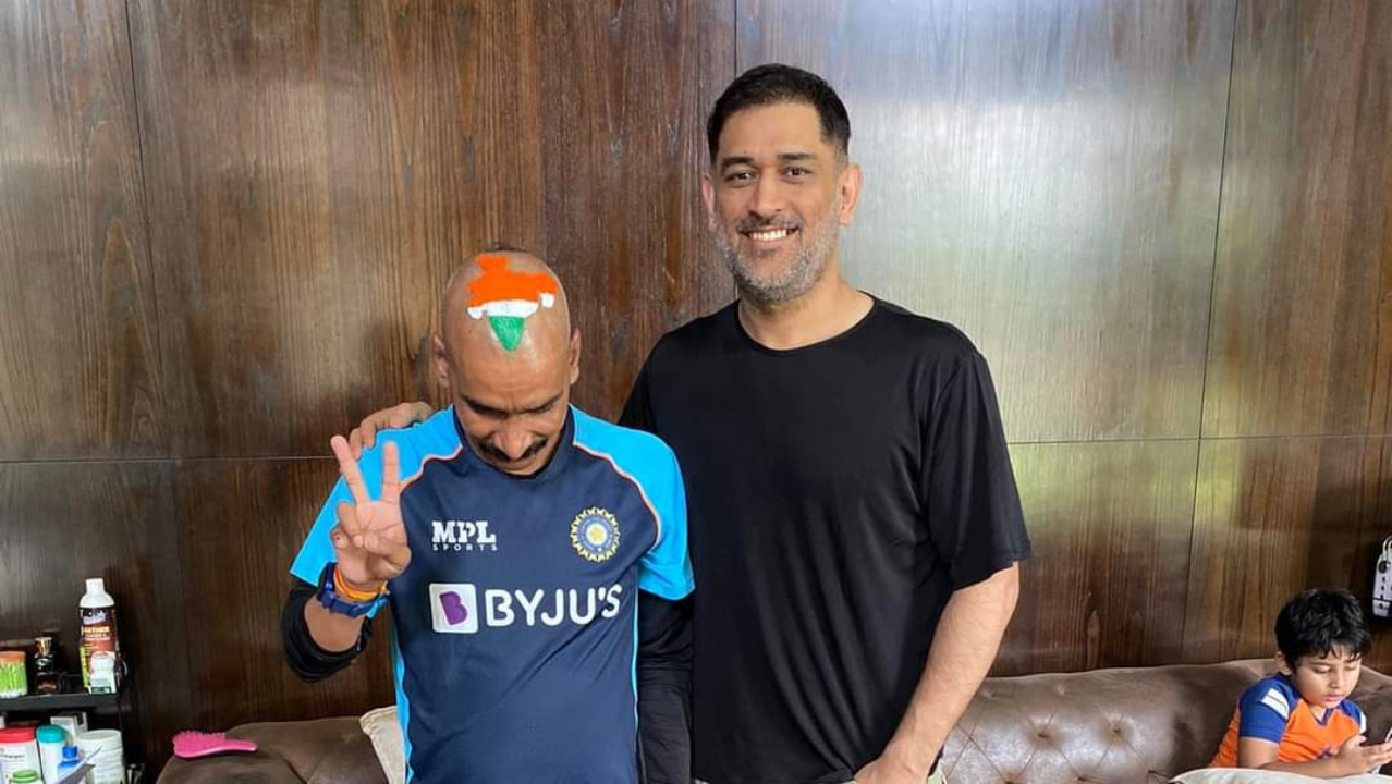 Famous Sachin Tendulkar fan Sudhir Kumar meets MS Dhoni at his ...