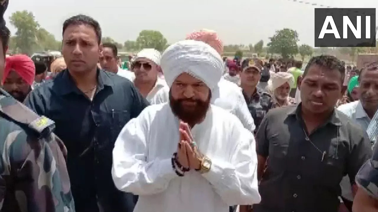 Sidhu Moose Wala killing: BJP MP Hans Raj Hans meets Punjabi singer's ...
