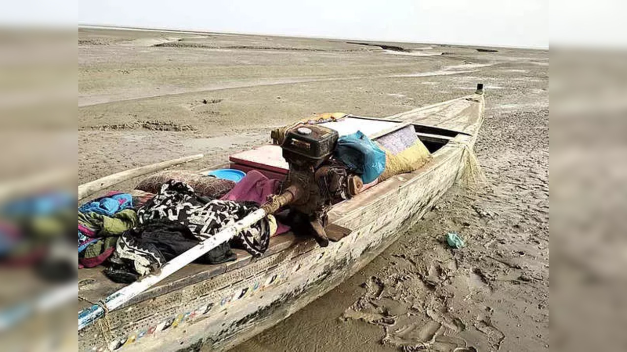 Gujarat: BSF seizes 3 Pakistani fishing boats from 'Harami Nala' creek ...