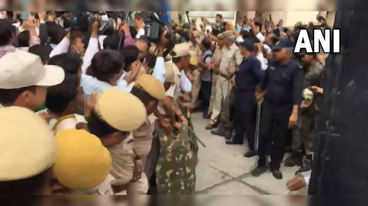 Udaipur tailor murder accused attacked by angry crowd outside Jaipur ...