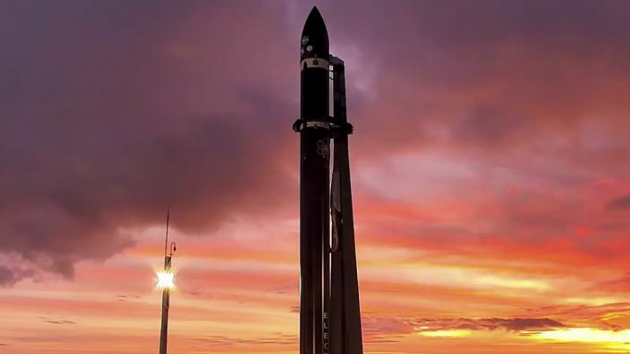 NASA satellite breaks from orbit around Earth, heads to moon ...