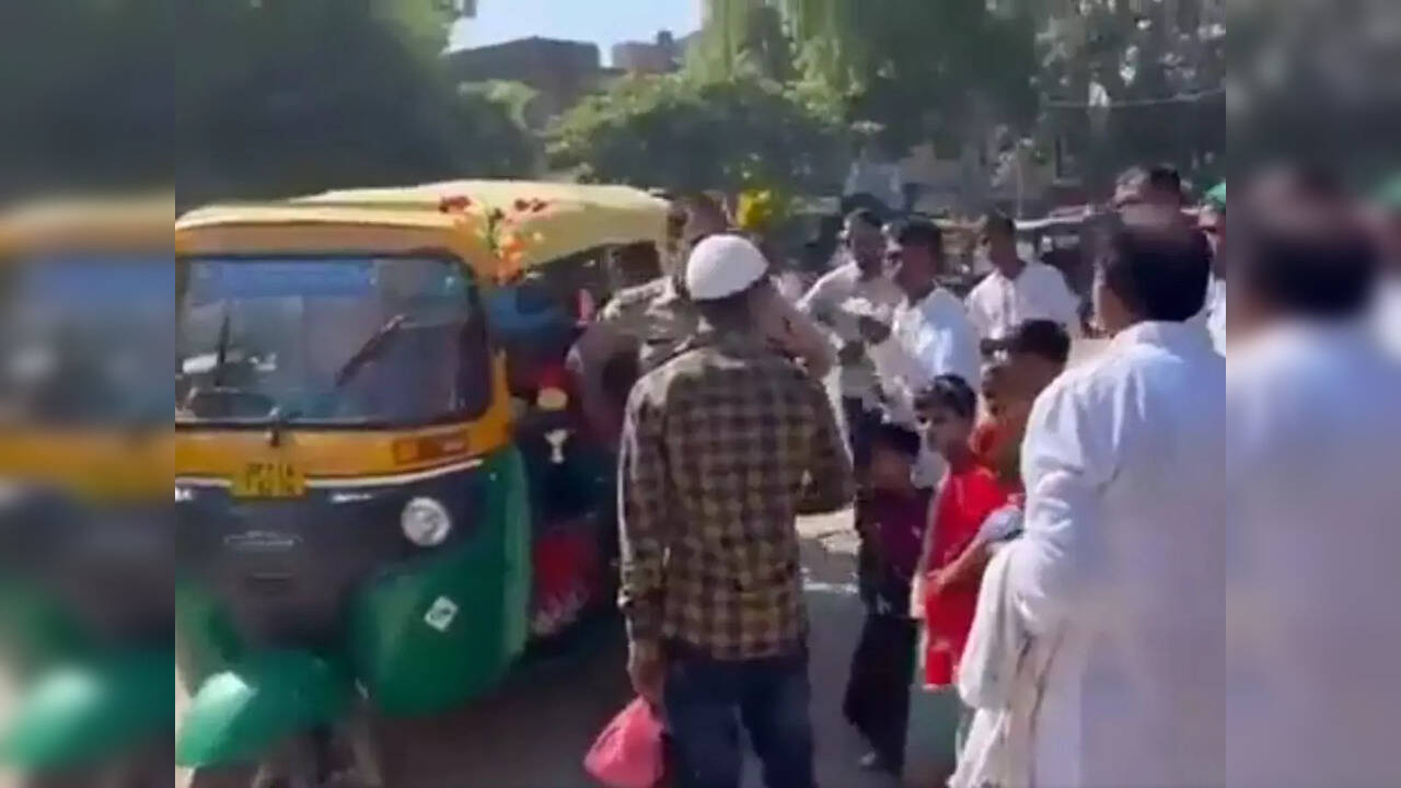 27 people riding one auto rickshaw blow UP Police away, viral video ...