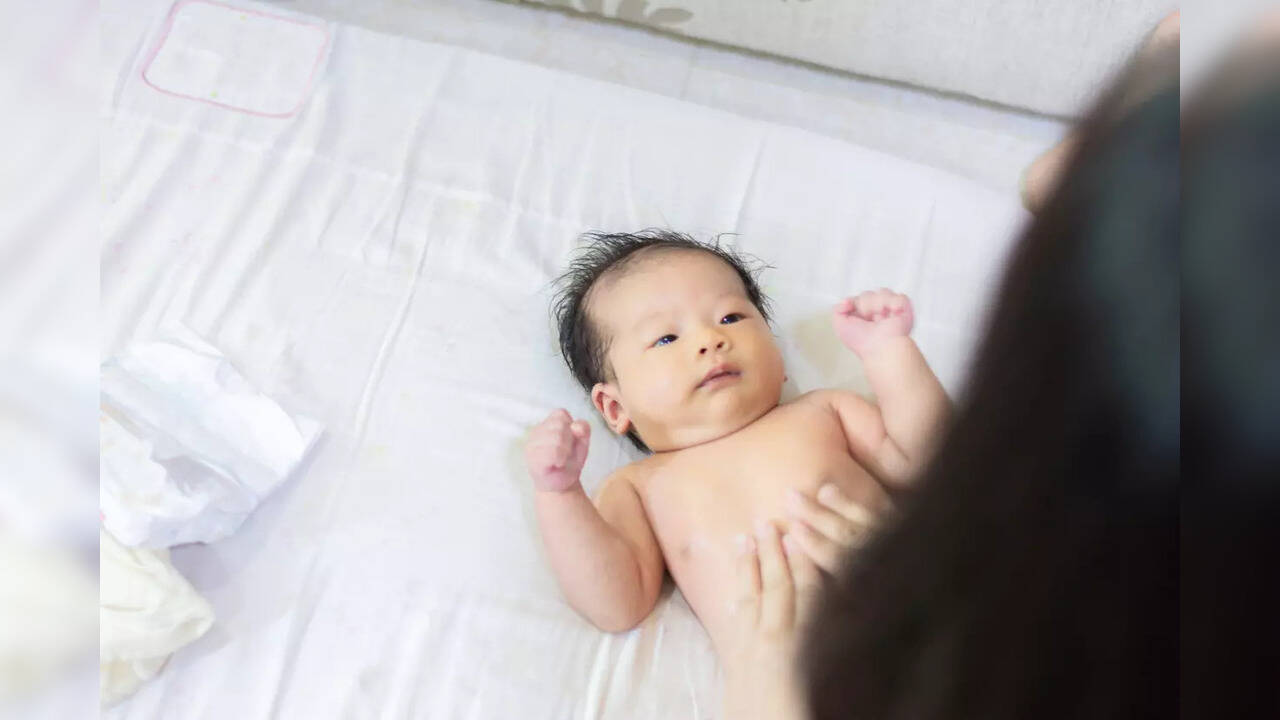 Know the 5 benefits of oil massages for your baby