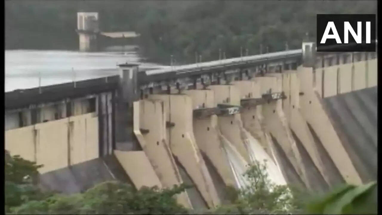 Mumbai's Modak-Sagar Lake overflows amid heavy rainfall-video | Times Now