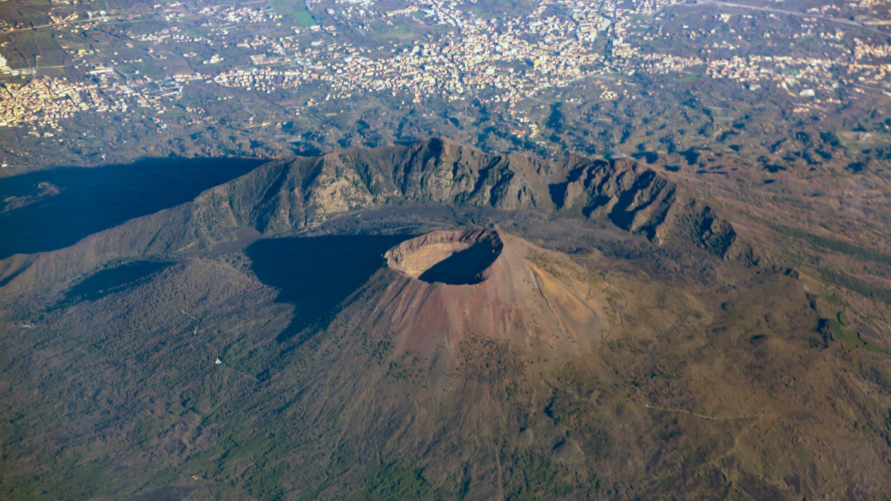 US tourist falls into Mount Vesuvius crater after taking selfie ...
