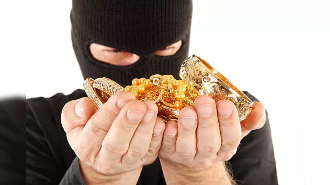 New Delhi Drug Addict Held For Stealing Bag Containing Gold Silver new-delhi-drug-addict-held-for-stealing-bag-containing-gold-silver
