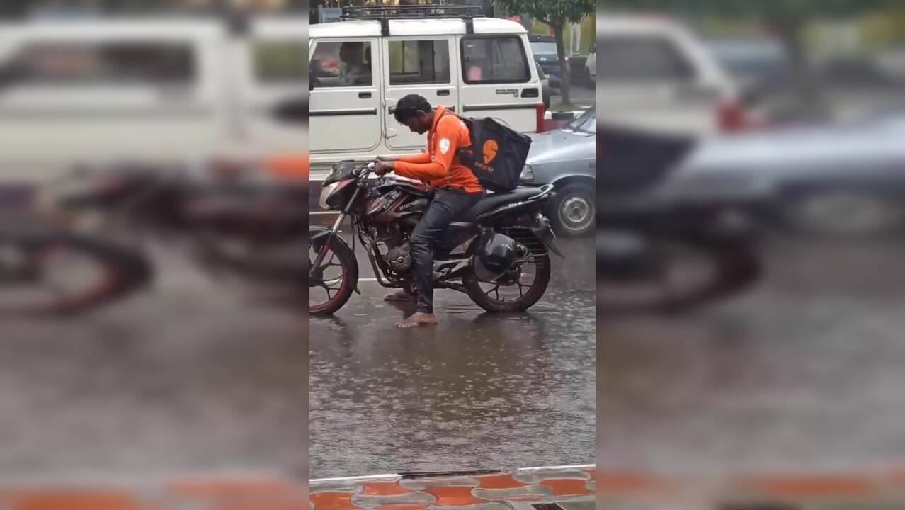 Viral video: Swiggy delivery man soaked in heavy rain at traffic signal ...