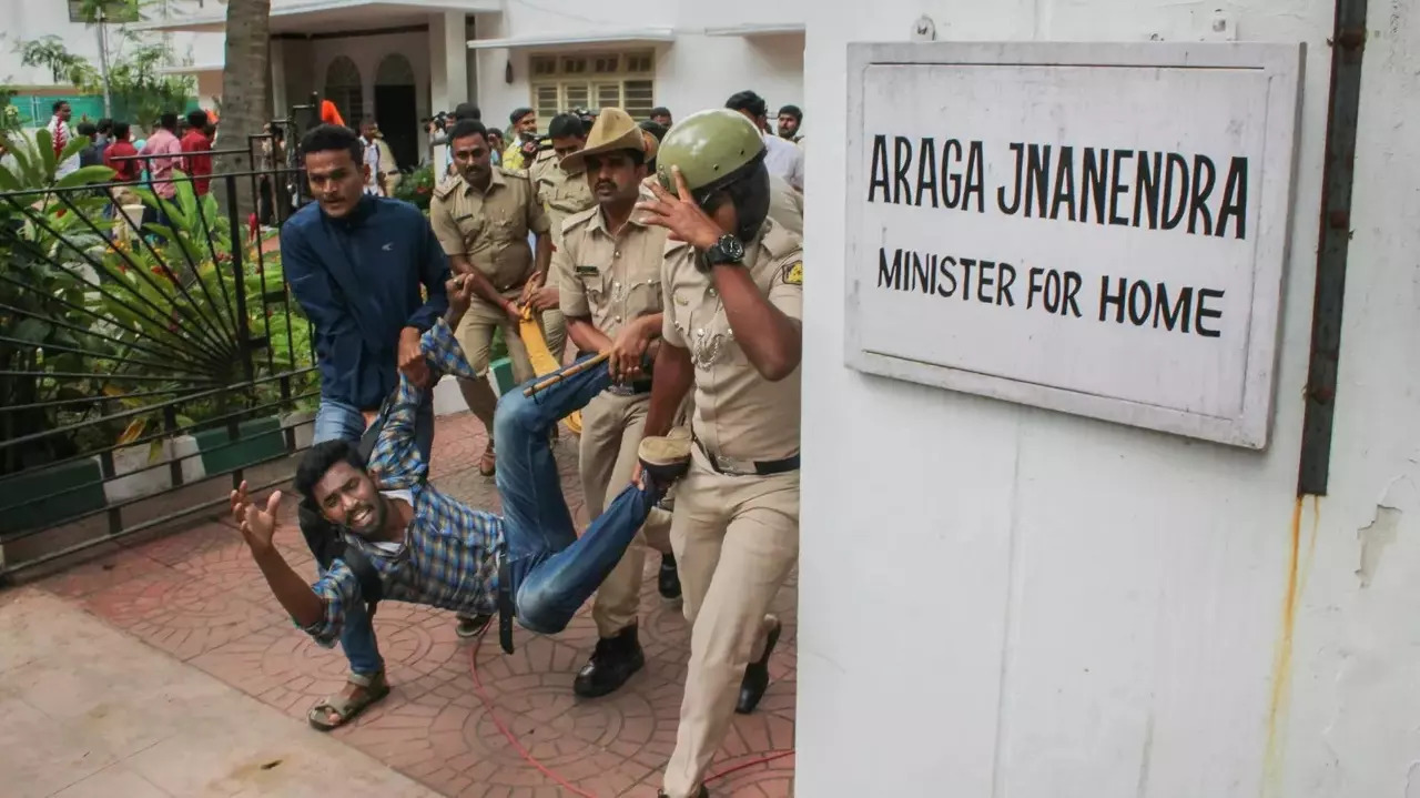 ABVP activists stage protest inside Karnataka minister's bungalow, seek ...