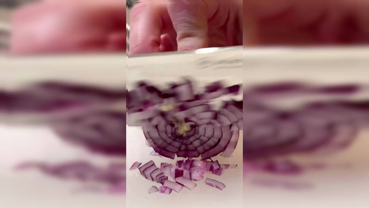 Cutting an onion without crying| Viral video: This 30-second onion ...