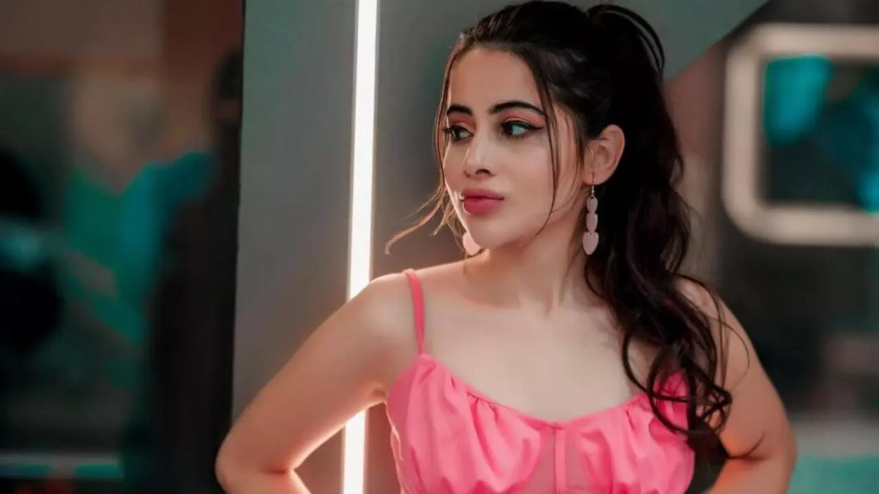 Uorfi Javed flaunts toned body in co-ord bikini top set; thanks Masaba ...
