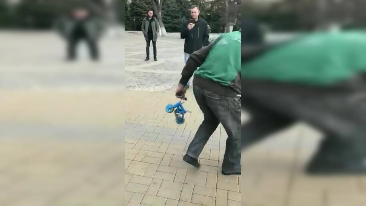 Elderly man rides miniature bicycle not higher than 10 inches, netizens ...