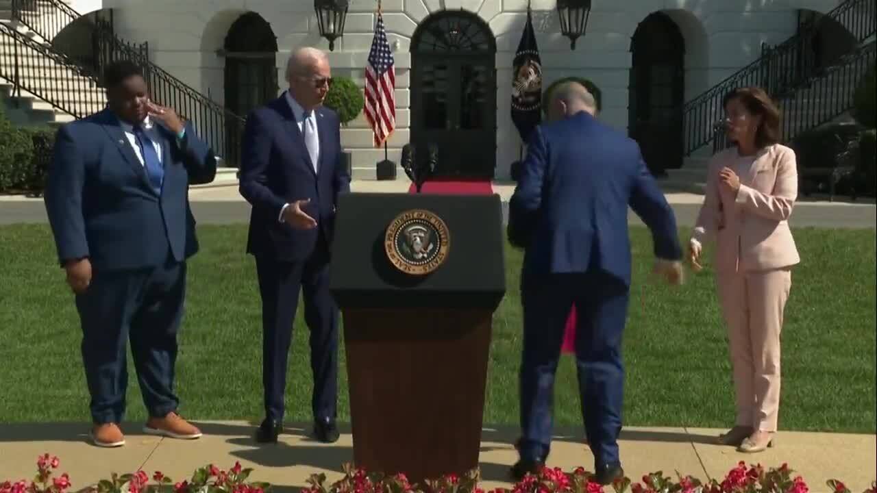 Viral: Biden shakes hand with US senator; immediately 'forgets' and ...