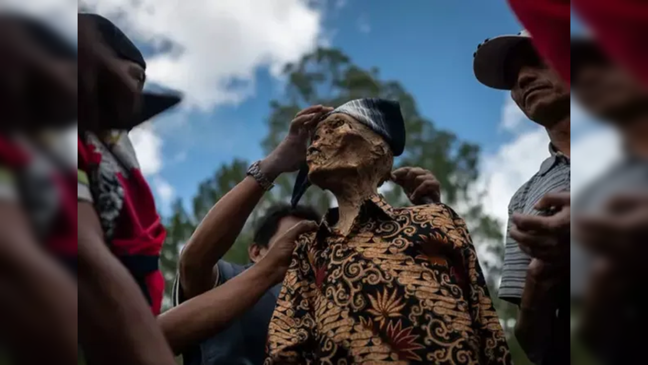 Ma'nene: In this ancient ritual, people dig up their dead relatives ...