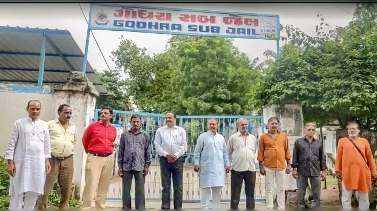 Bilkis Bano rape case: VHP greets released convicts with garlands in ...