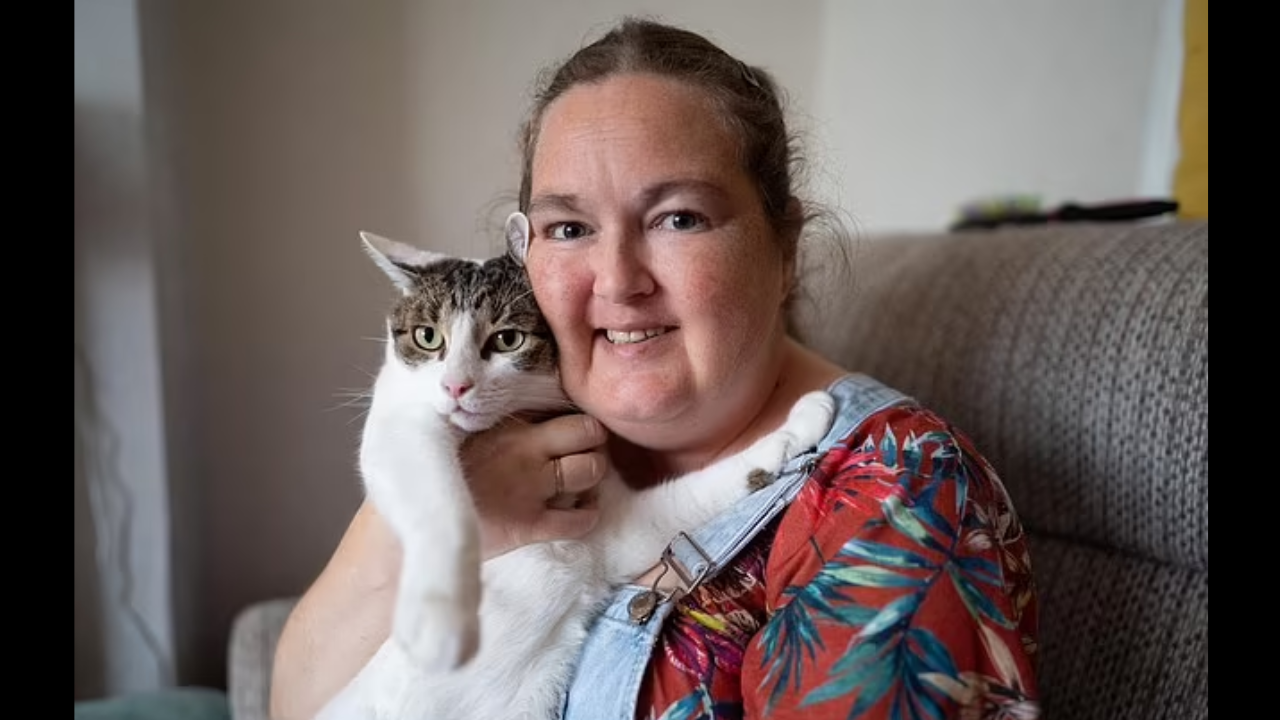 Cat saves owner from heart attack| Hero cat saves owner's life by ...