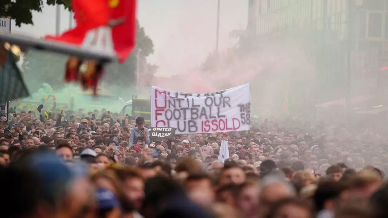 WATCH -"We want Glazers out!": Man United fans take aim at Glazer ...