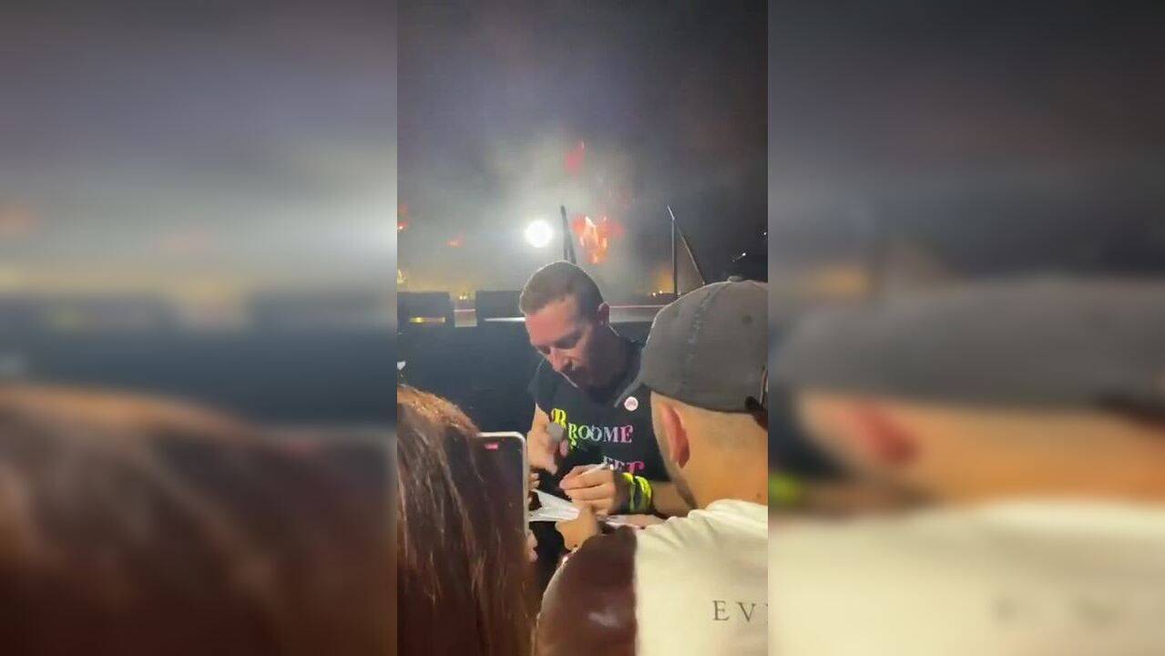 Viral video: Coldplay's Chris Martin designs tattoo for a fan while ...
