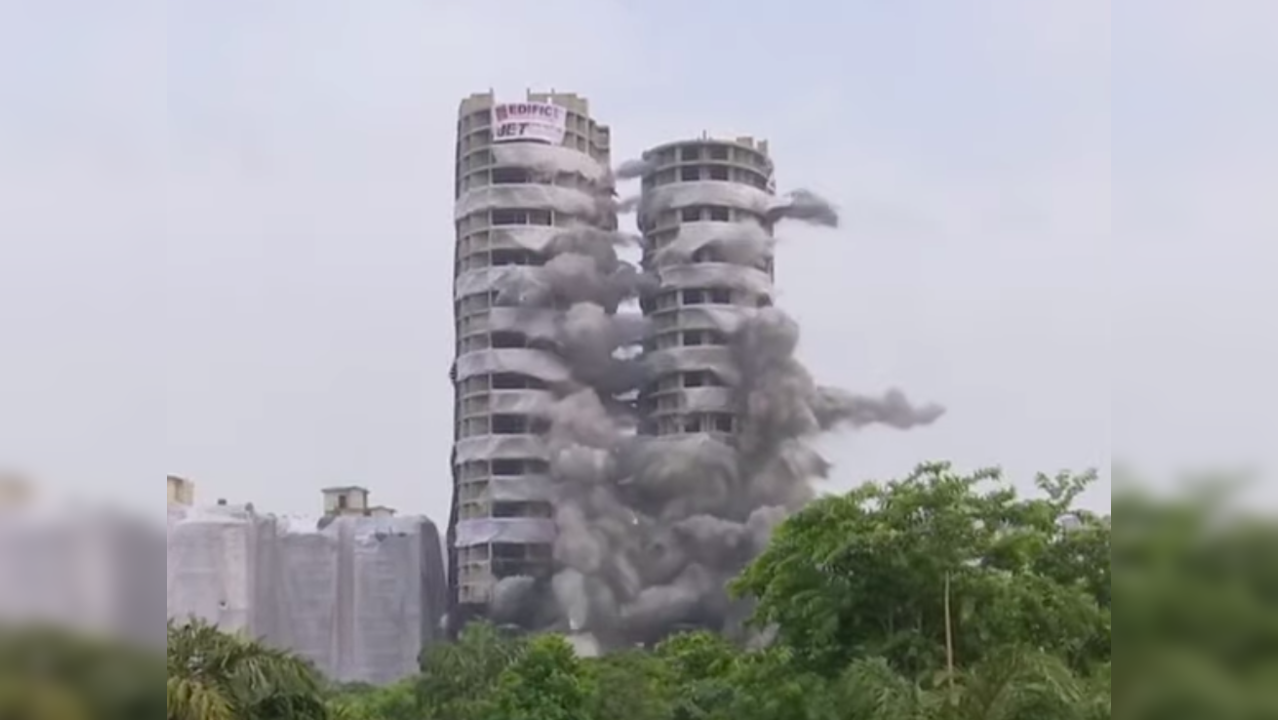 Noida twin tower demolition video [WATCH]: High-pitched siren ...