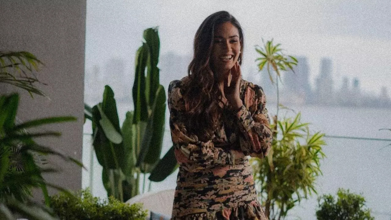 Shahid Kapoor's wife Mira Rajput poses in a balcony full of potted ...