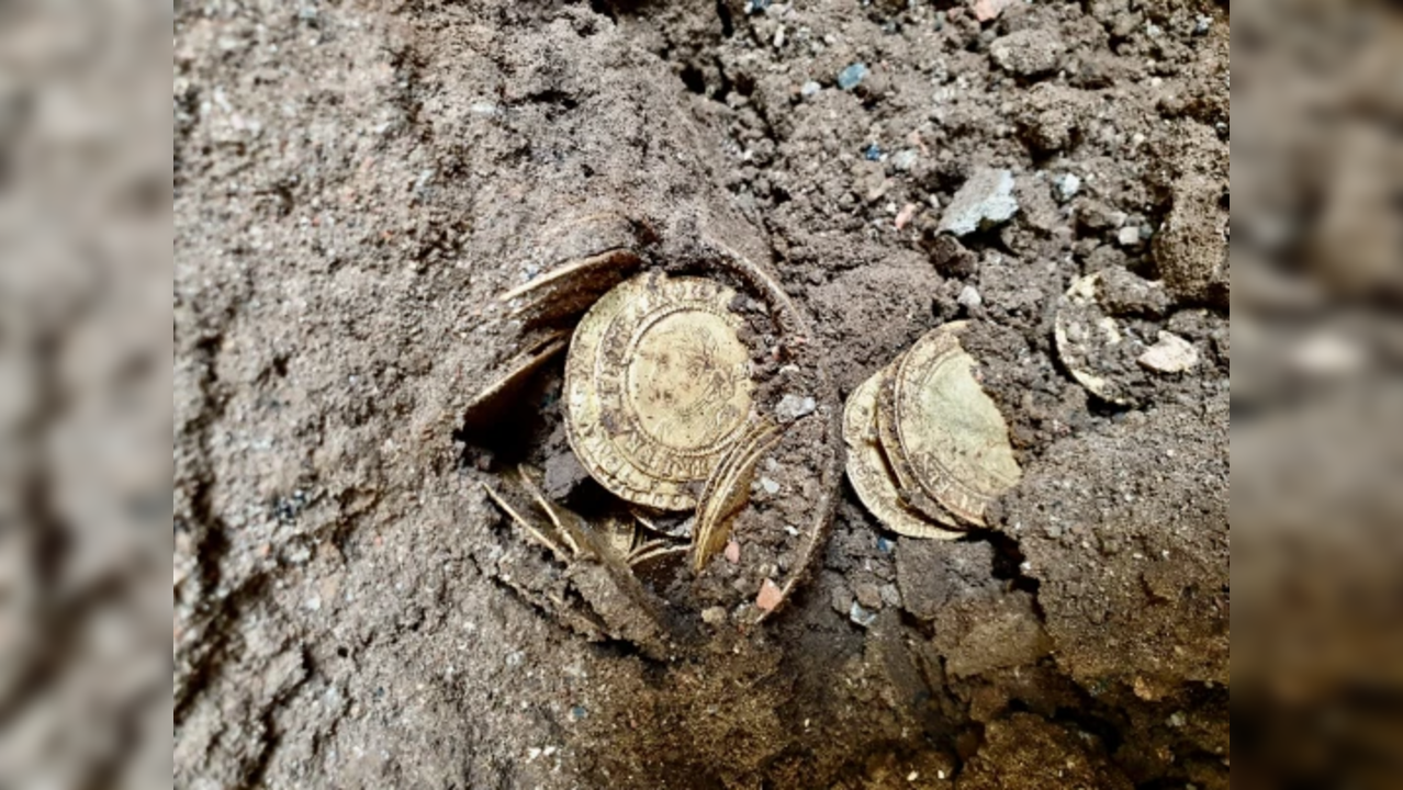 Couple finds gold coins worth Rs 2.3 crore hidden under home they’ve ...