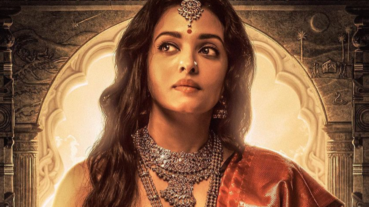 Aishwarya Rai is grateful for Rajinikanth as she touches his feet and ...