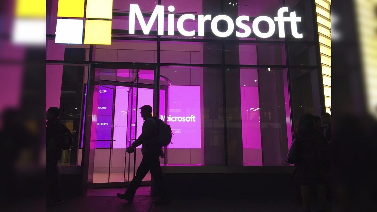 Microsoft re-brings back tablet-friendly taskbar in Windows 11 ...