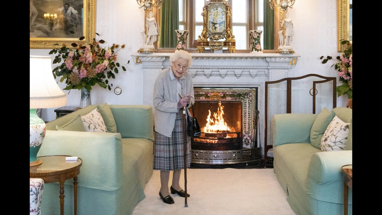 Queen Elizabeth last photo| 'She was frail but in good spirits': Story ...