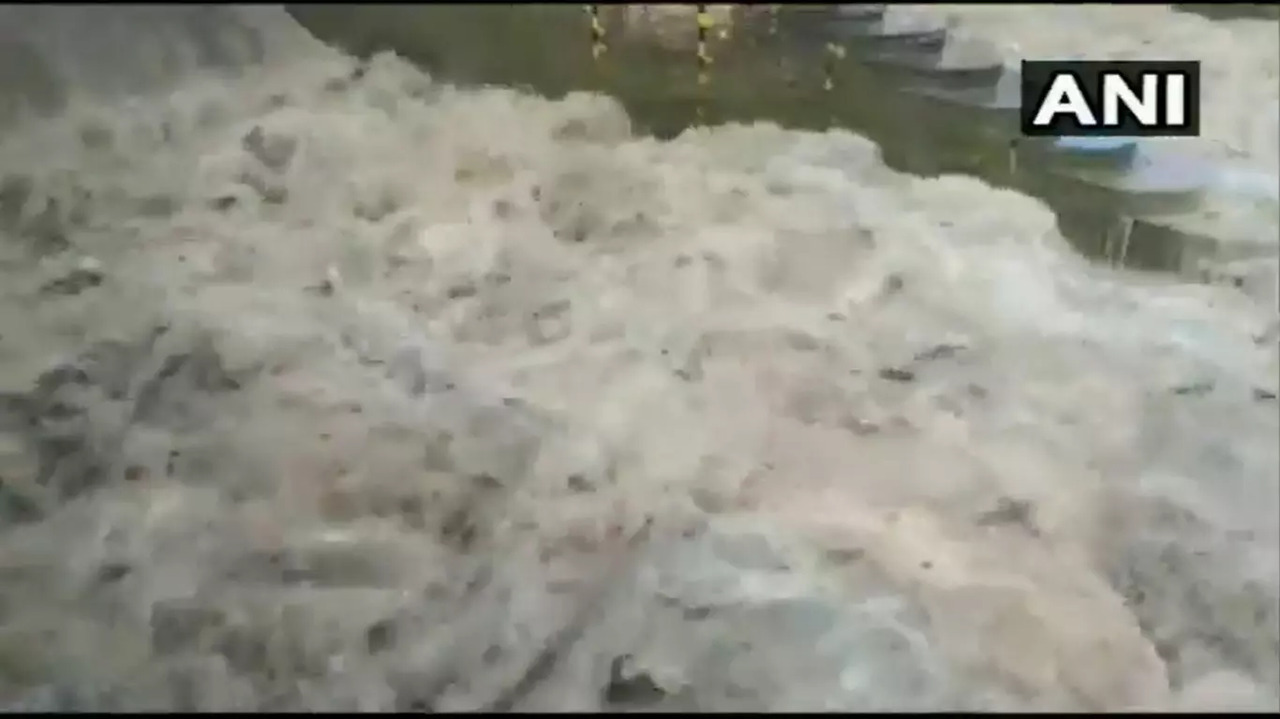 Andhra Pradesh: Risking her life, girl student crosses Champawati river ...