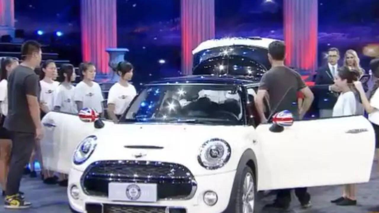 More than 20 people get into a Mini Cooper to create a Guinness World ...