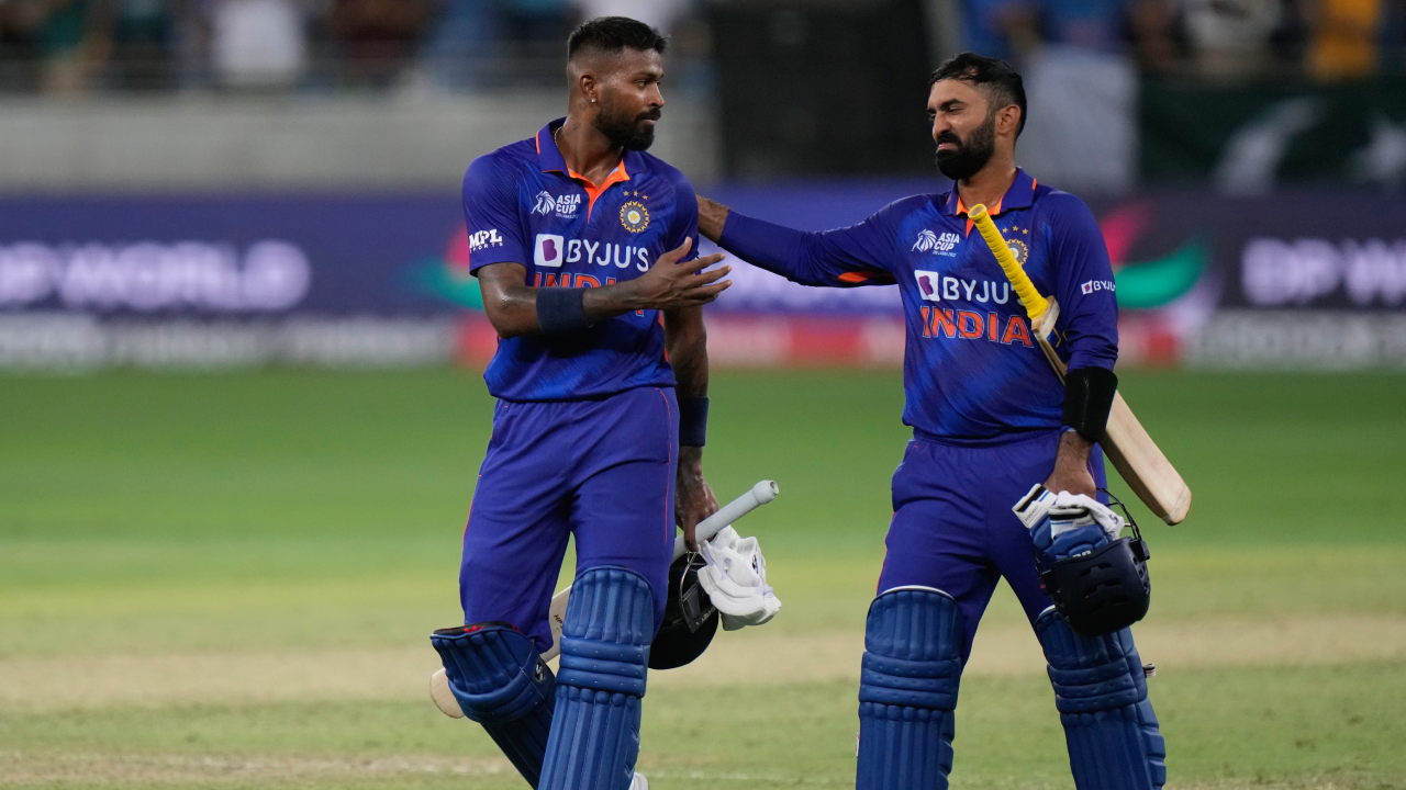 Hardik Pandya's one-word reply to Dinesh Karthik's 'dreams do come true' tweet wins hearts ...
