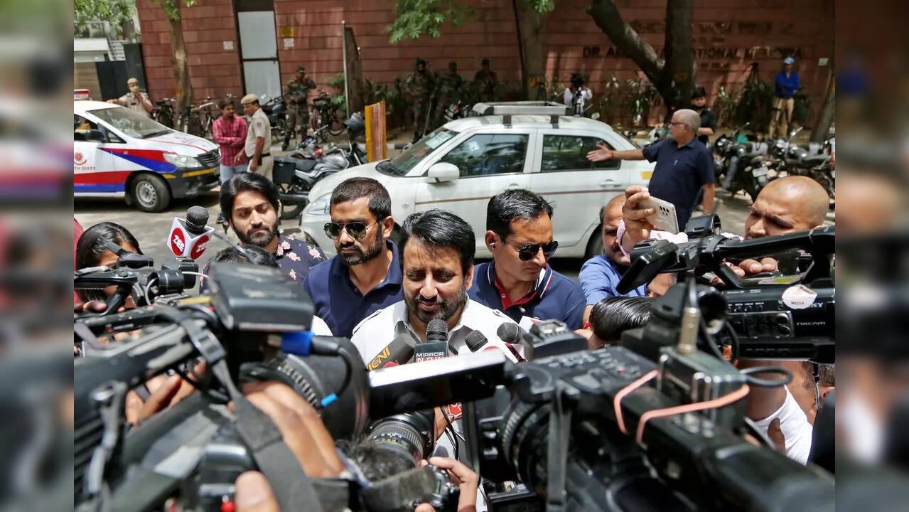 Now, ACB notice to AAP leader Amanatullah Khan over a corruption case related to the Waqf board ...