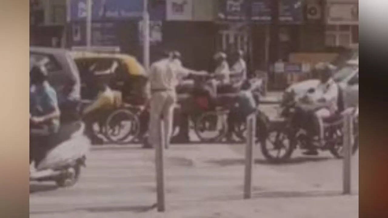 Traffic cop helps specially-abled men at Mumbai signal, netizens are ...