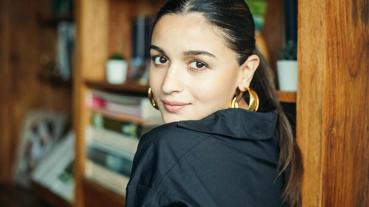 Different ways for a mom-to-be to style black inspired by pregnant Alia ...